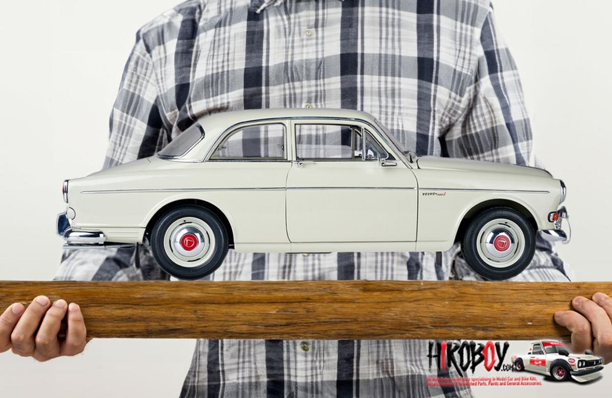 1:8 Volvo S122 Amazon Metal Kit | IXCVOLFK | IXO Collections