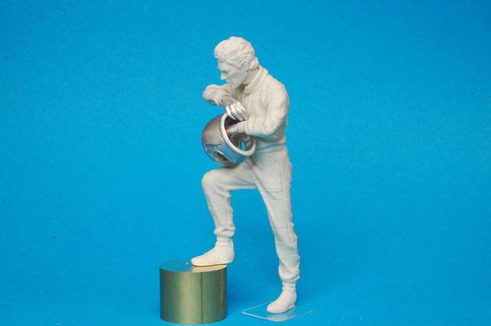 1:20 F1 Driver Standing Figure Type.1 | MFH P1052 | Model Factory Hiro